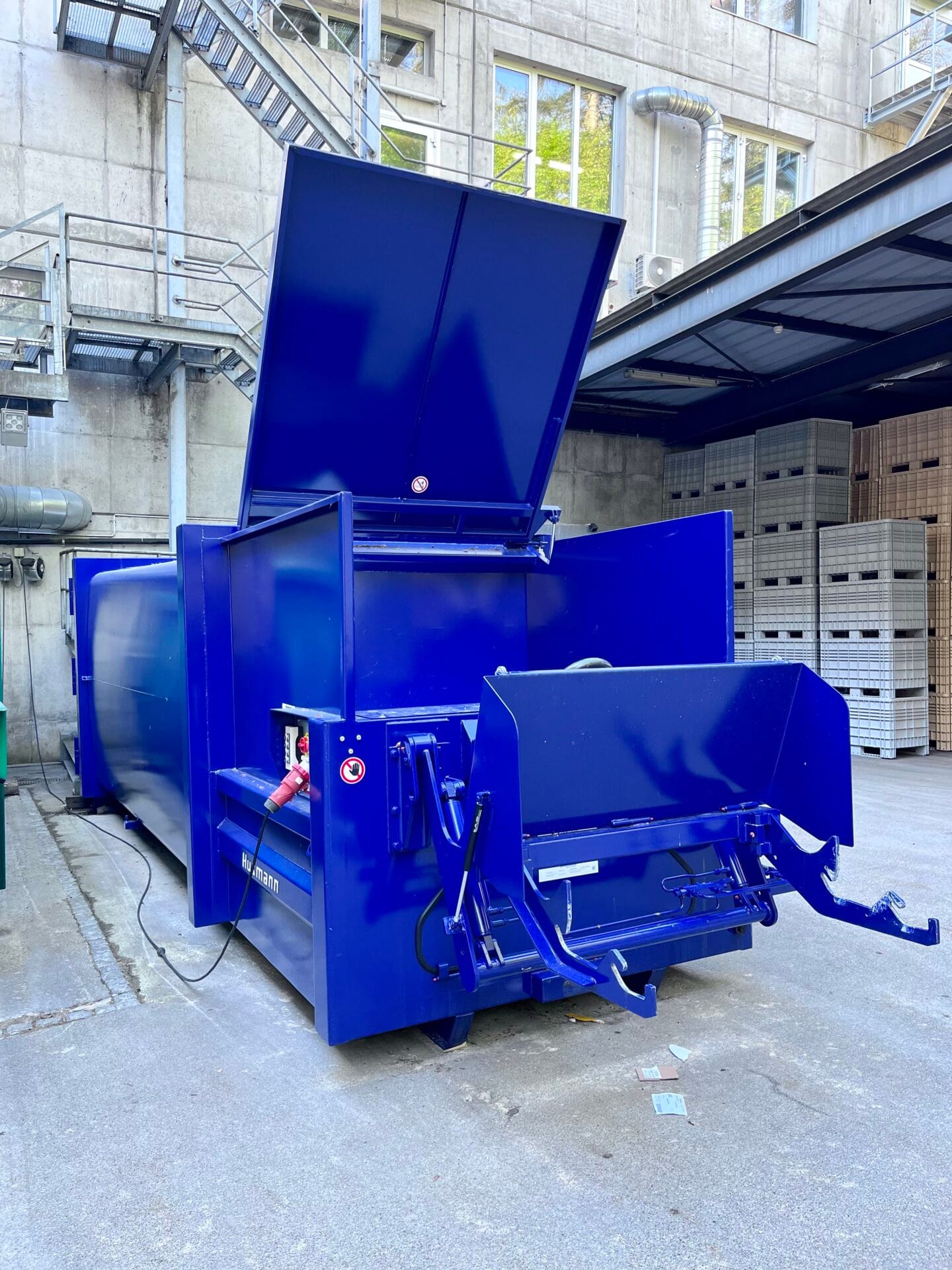 RICOLA in Laufen verdichtet Kehricht und Karton mit Husmann ...